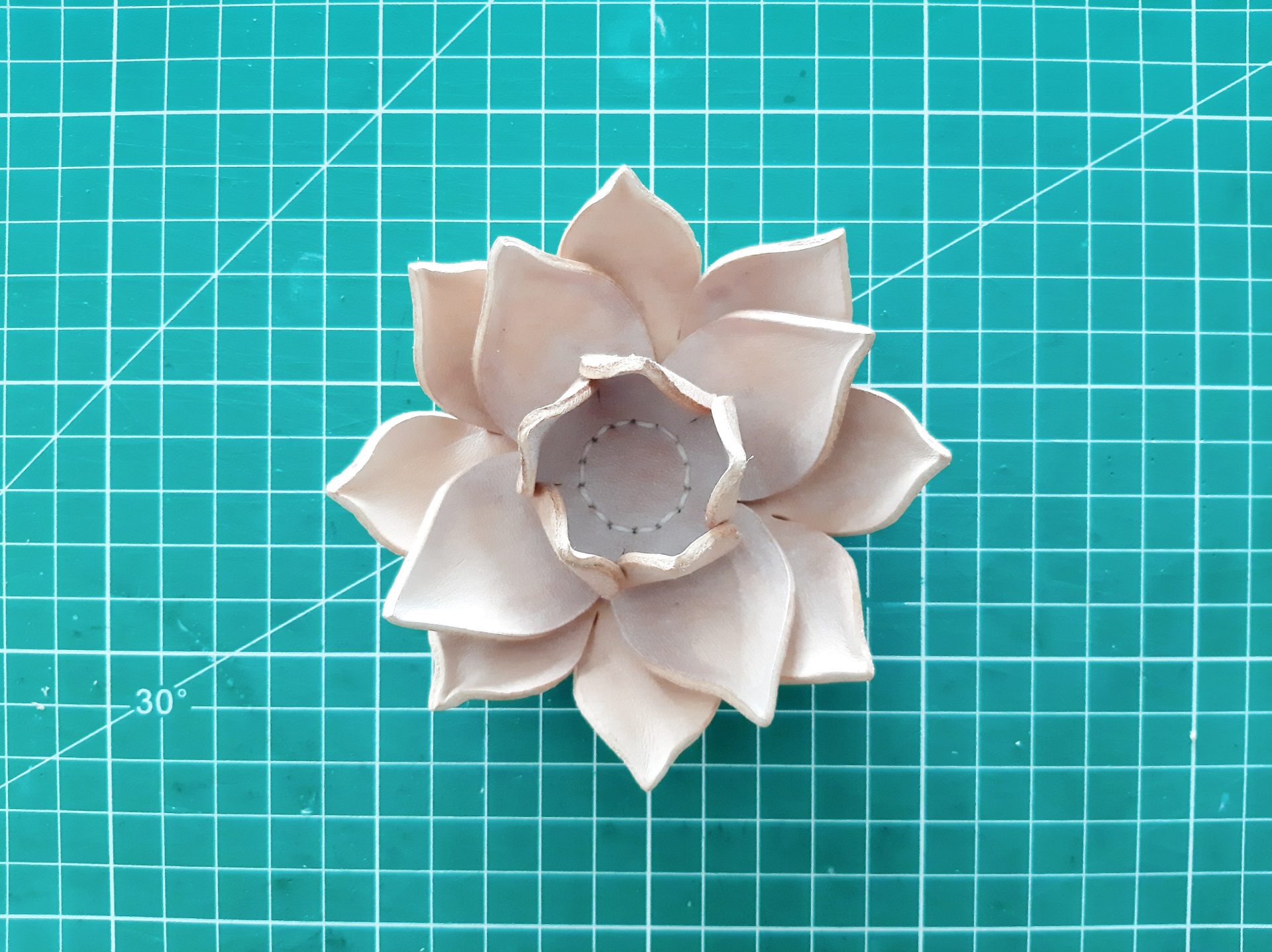 Leather lotus flower - Nomade Crafts&Dreams