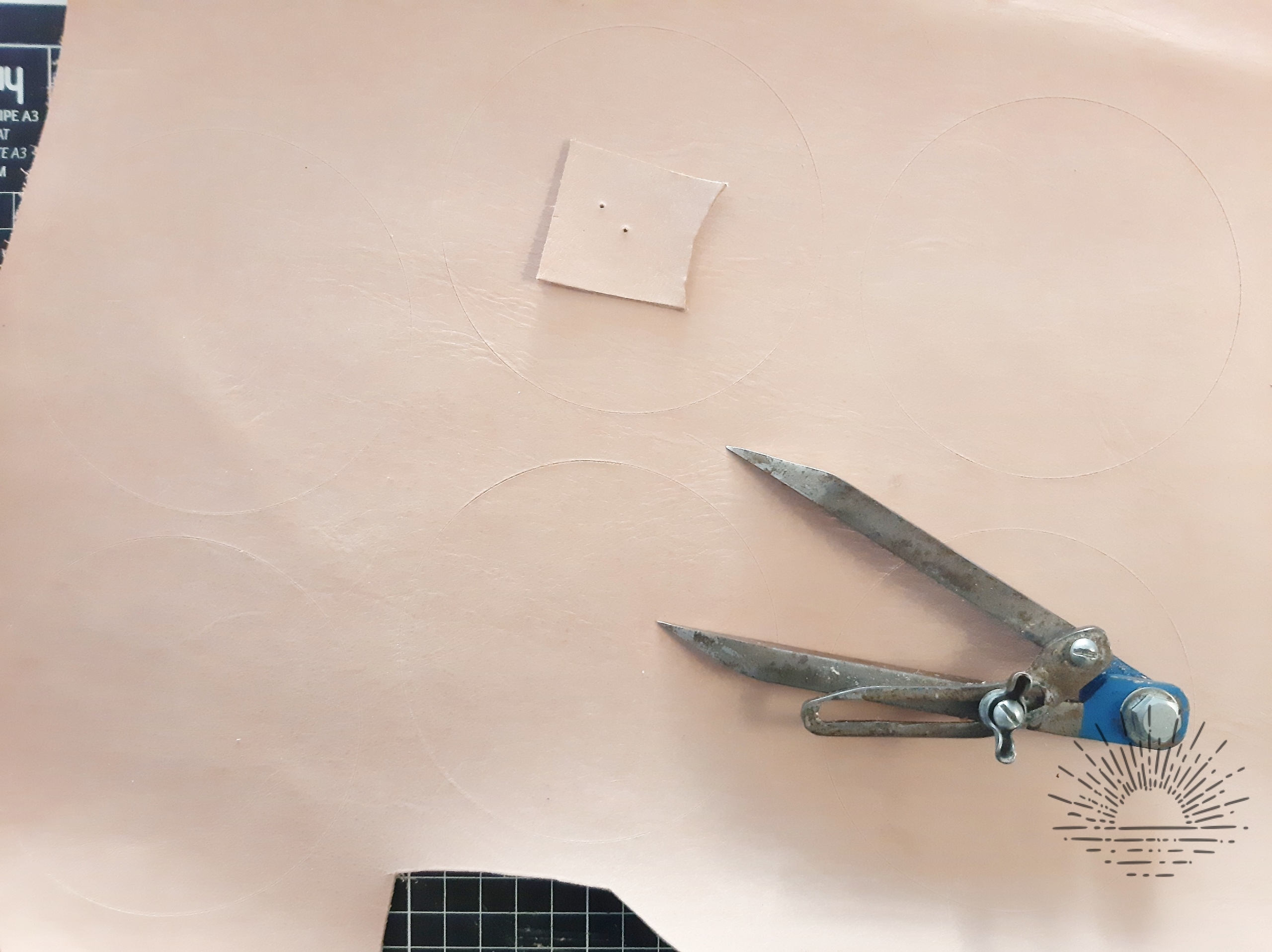 6 leather coasters with punched dotted motifs - Nomade Crafts&Dreams